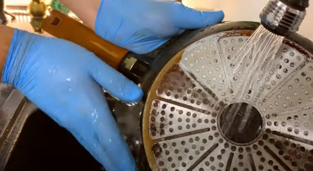 Як очистити сковороду від нагару і жиру найдешевший і дуже швидкий спосіб Читайте на Ukr Net