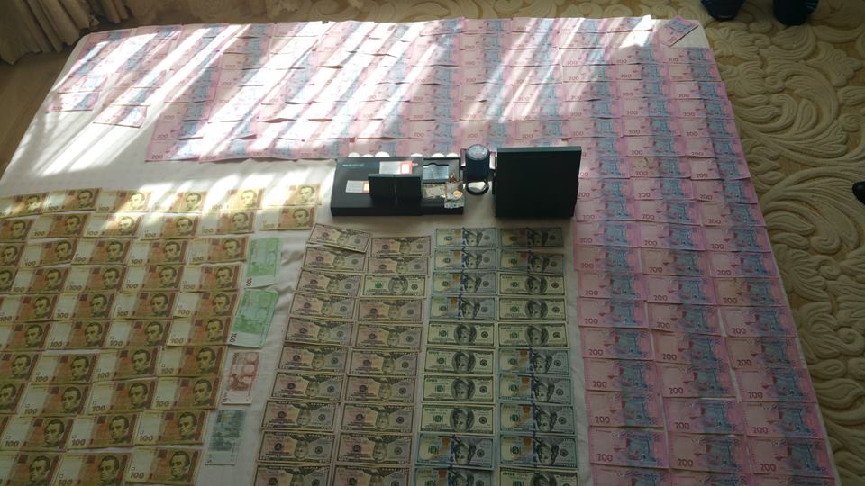 Прокуроры показали денежный «ковер» в доме главбуха ГФС (фото). Politeka
